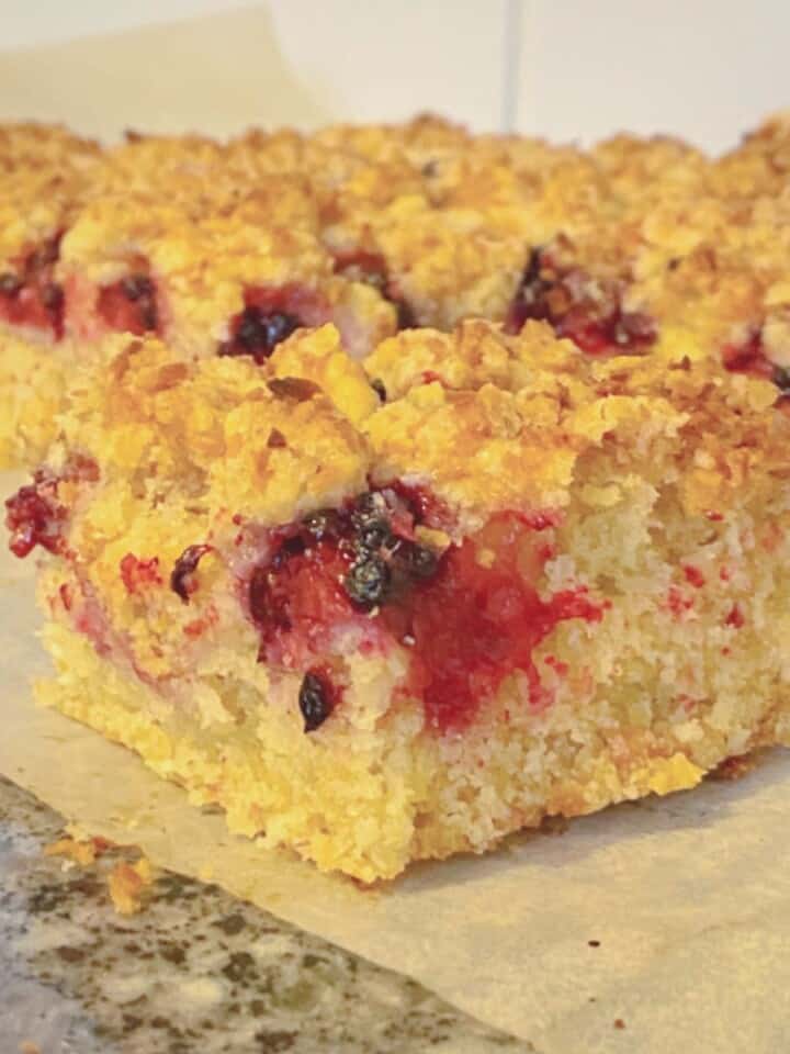 Easy Homemade Raspberry Crumb Bars | Newbie In The Kitchen