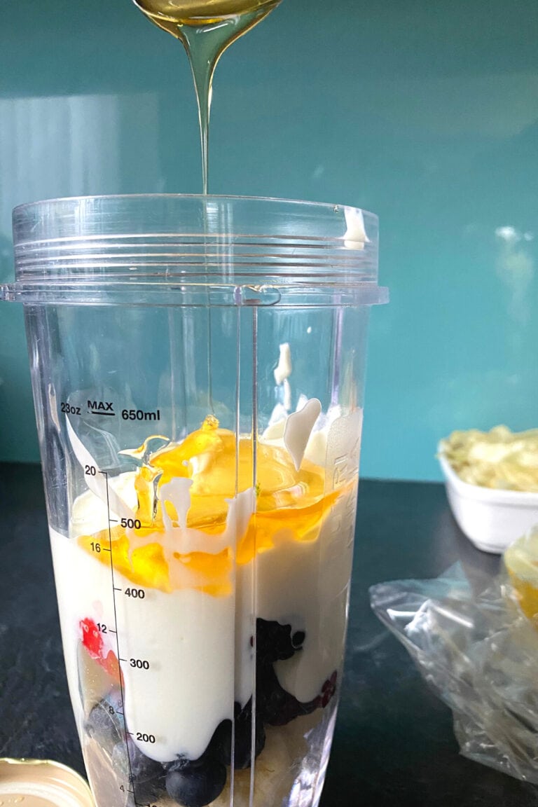 Quick Fruity Berry Smoothie | Newbie In The Kitchen