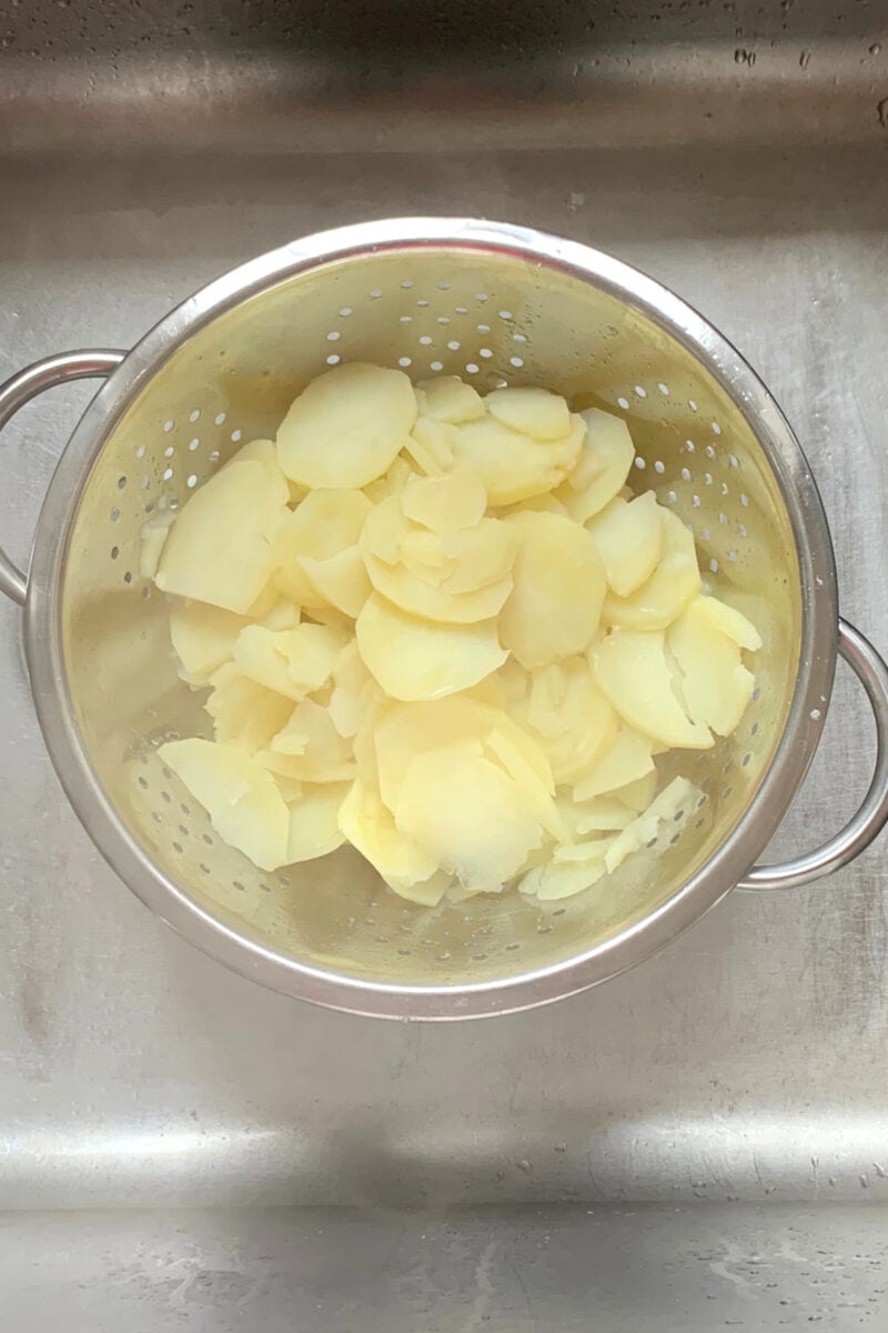Cheesy Oven-Baked Garlic Potatoes | Newbie In The Kitchen